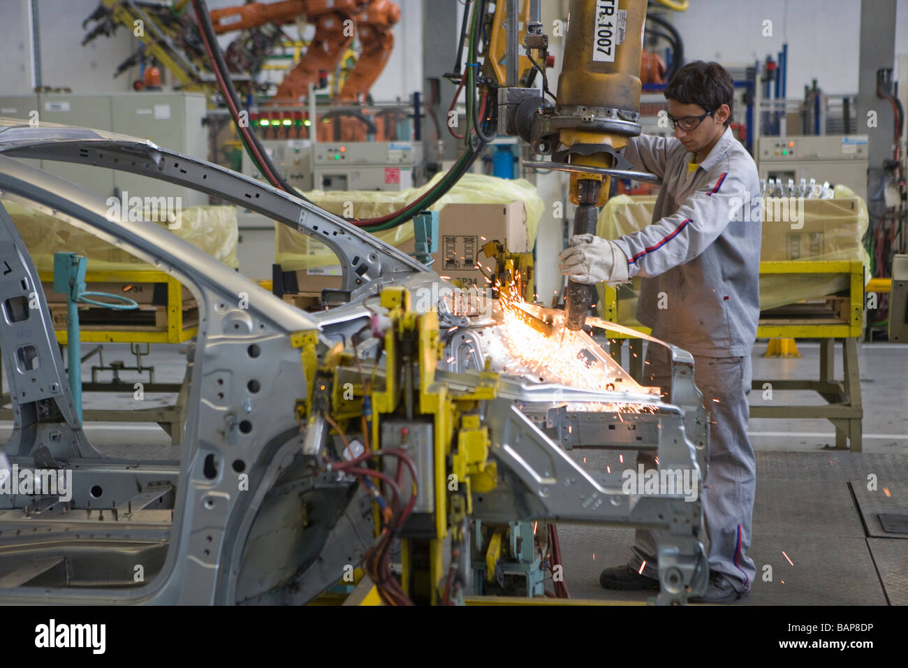 Peugeot citroen manufacturing mounting car hi-res stock photography and ...