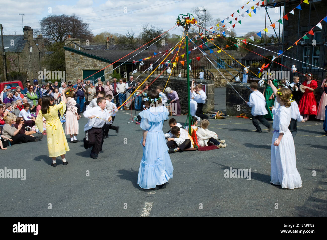 Children maypole dance hi-res stock photography and images - Alamy