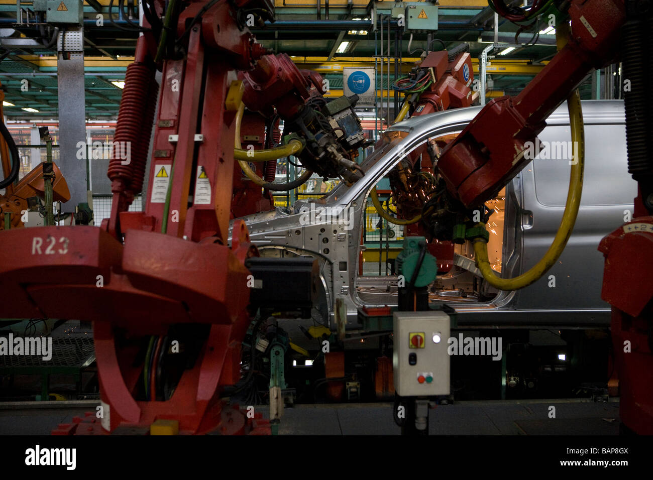 Peugeot citroen manufacturing mounting car hi-res stock photography and ...