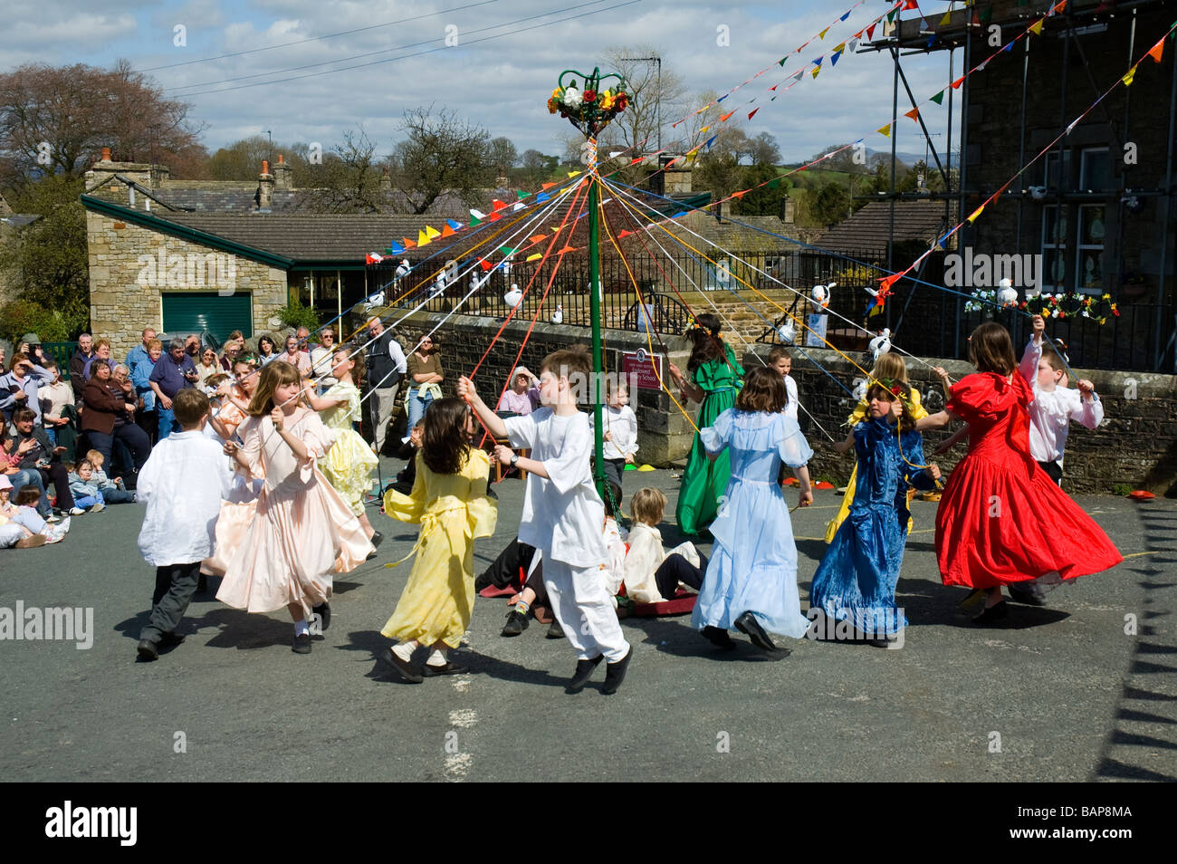Maypole dancing uk hi-res stock photography and images - Alamy