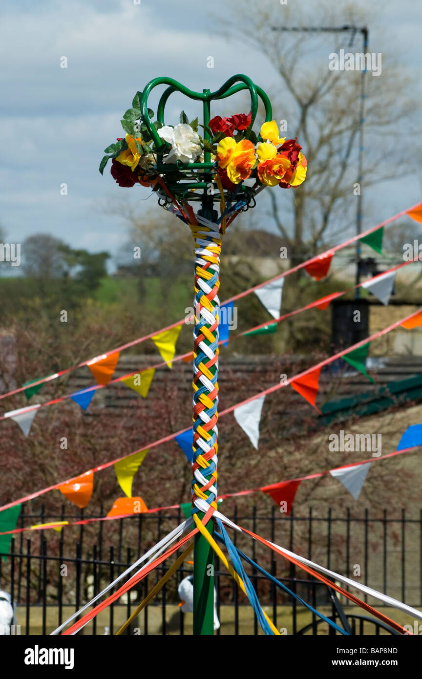 Interwoven ribbons hi-res stock photography and images - Alamy