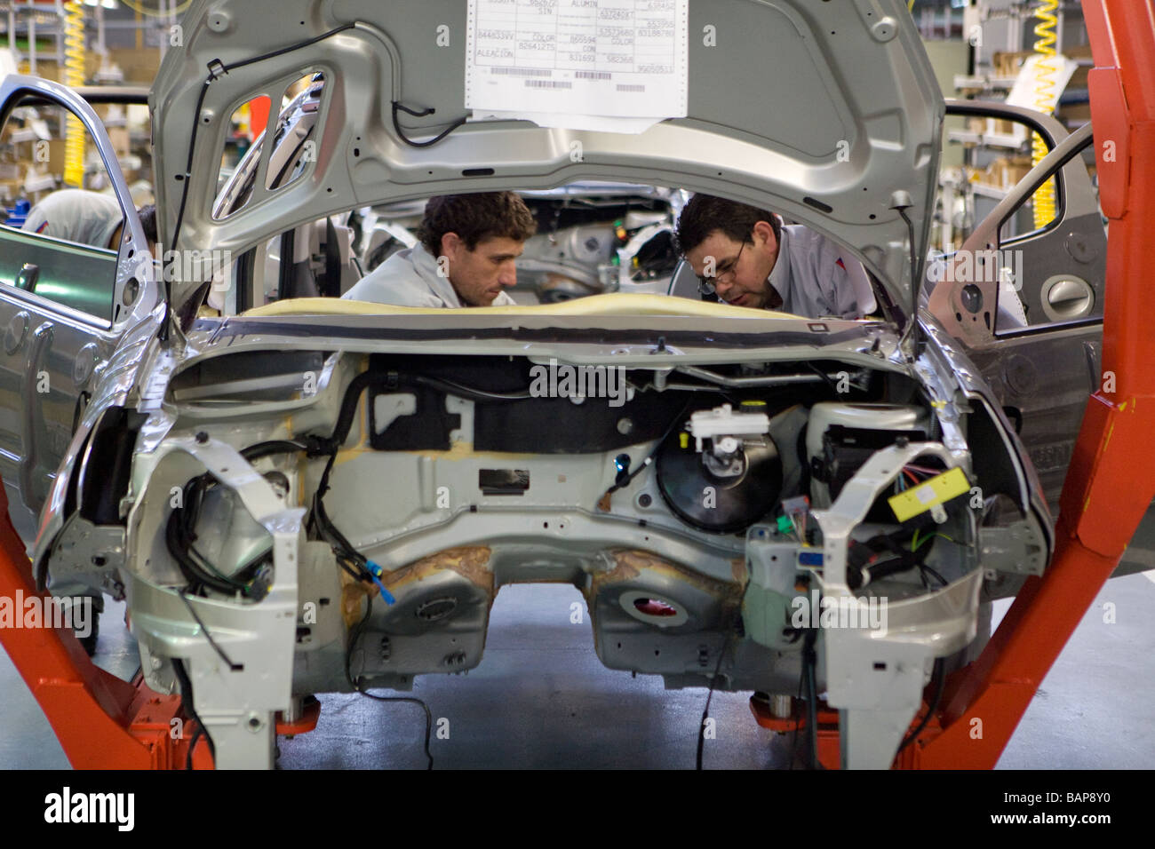 Peugeot citroen manufacturing mounting car hi-res stock photography and ...