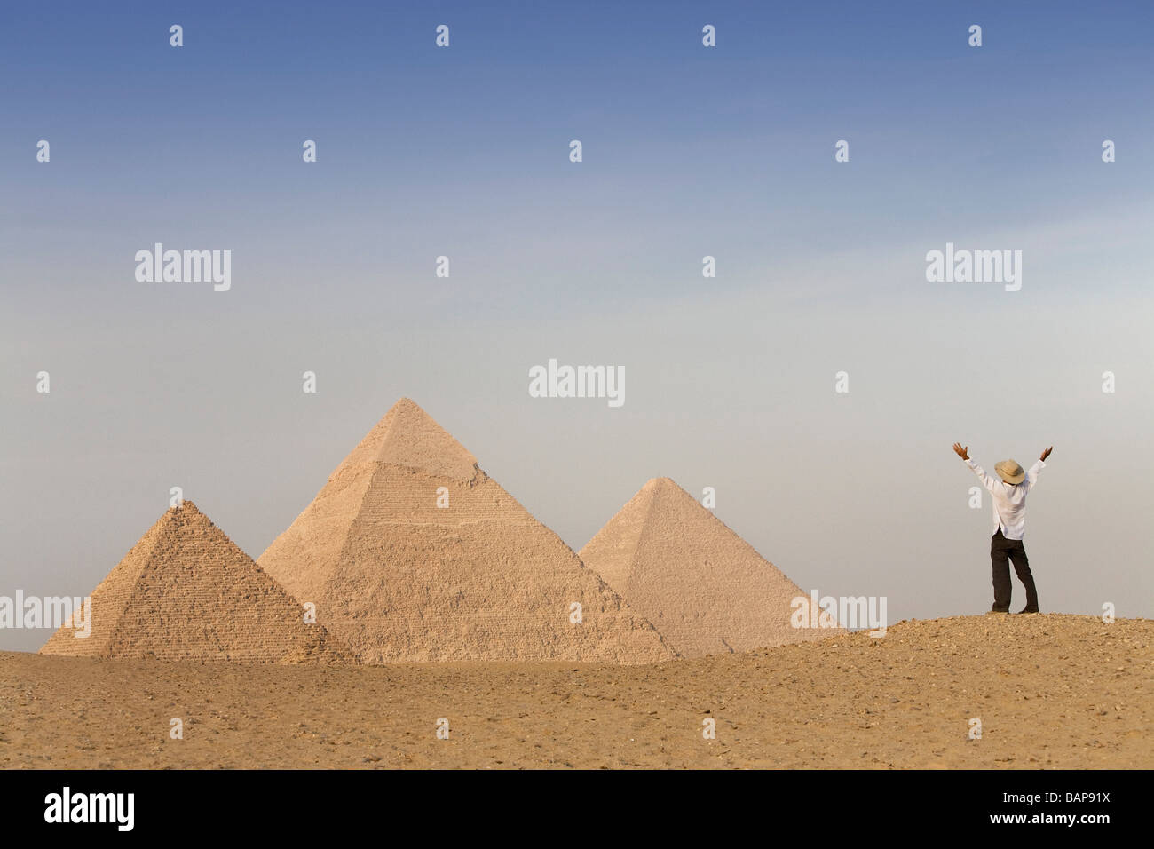 Tourist at the pyramids hi-res stock photography and images - Alamy