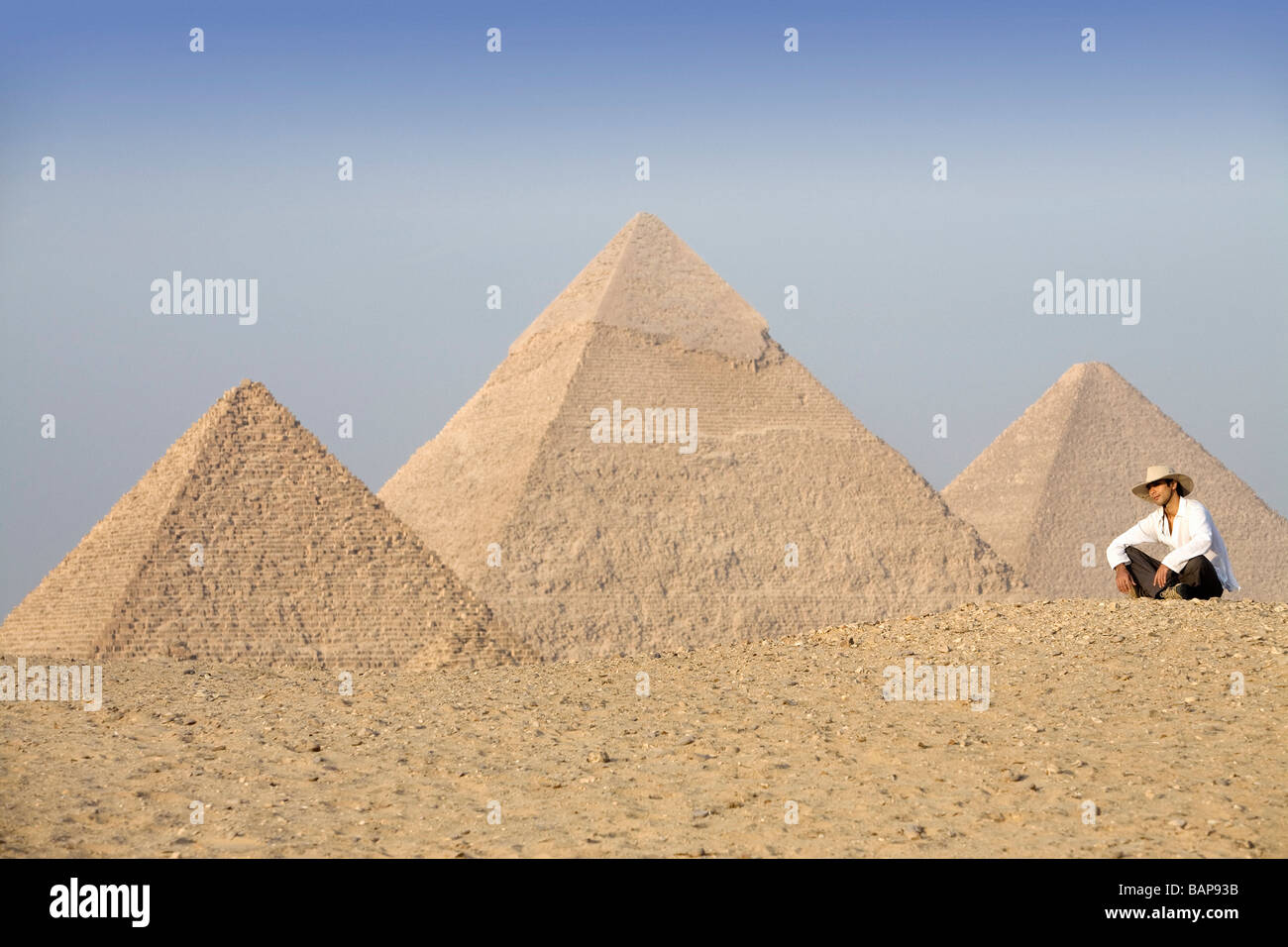 Tourist at the pyramids hi-res stock photography and images - Alamy