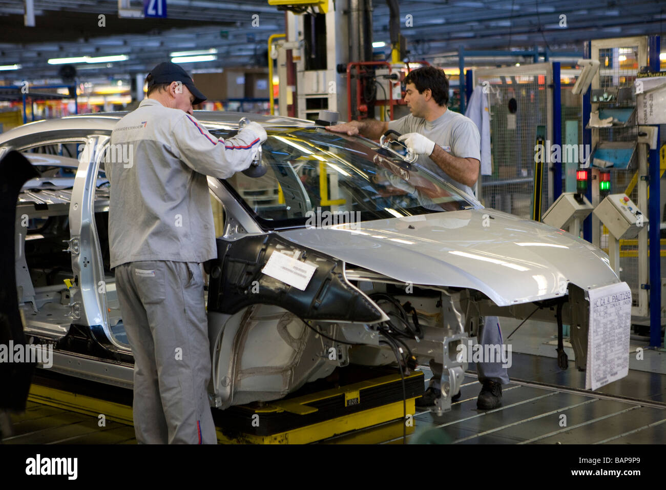 Peugeot citroen manufacturing mounting car hi-res stock photography and ...