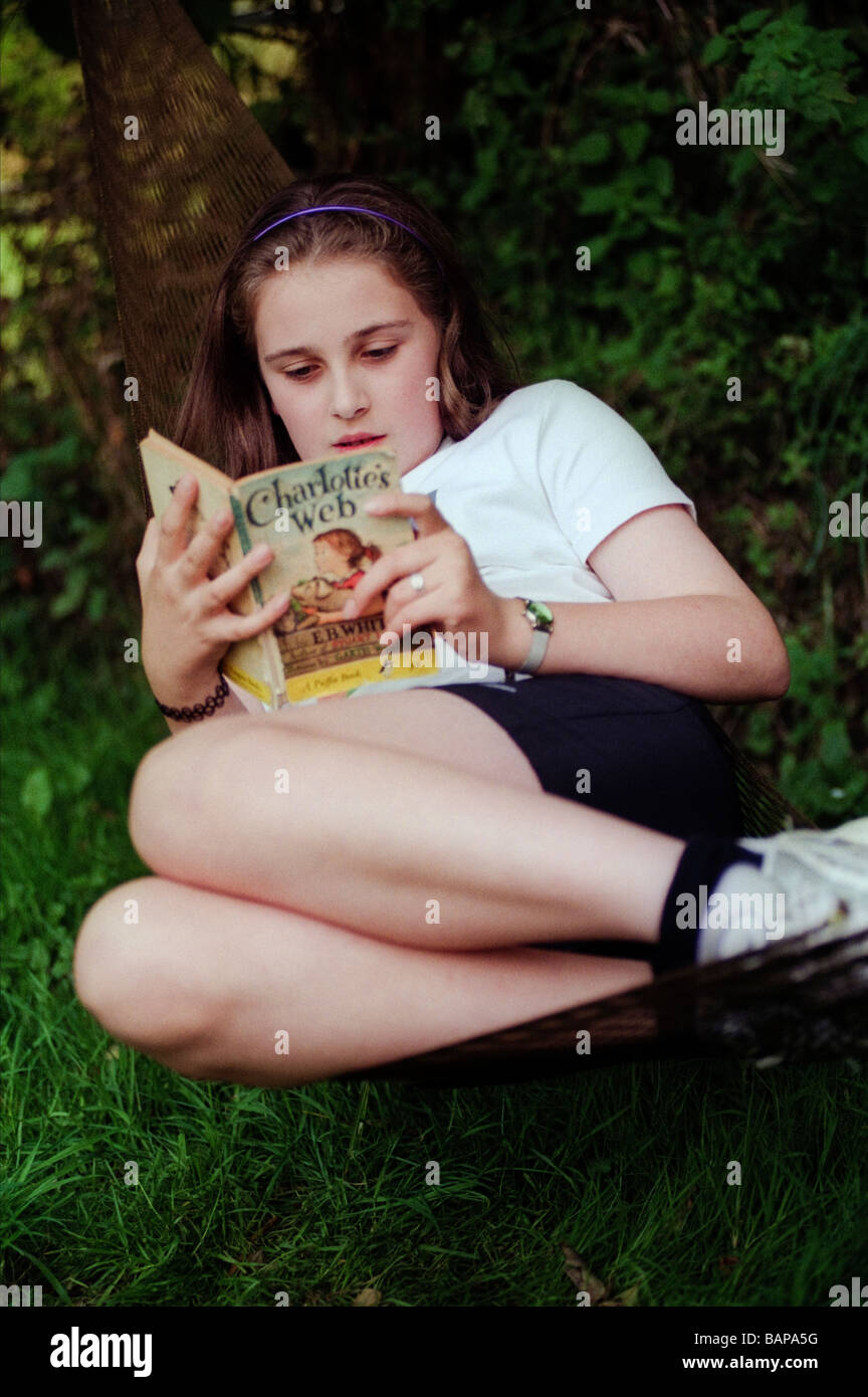 Reading book outdoors britain hi-res stock photography and images - Alamy