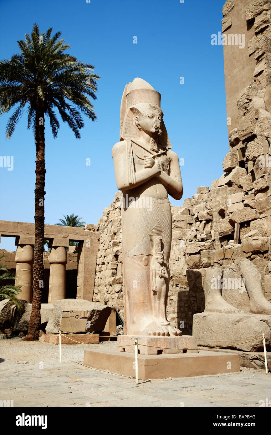 Statue of Rameses II and daughter in Karnak, Temple of the God Amon ... Statue of Rameses II and daughter in Karnak, Temple of the God Amon ...