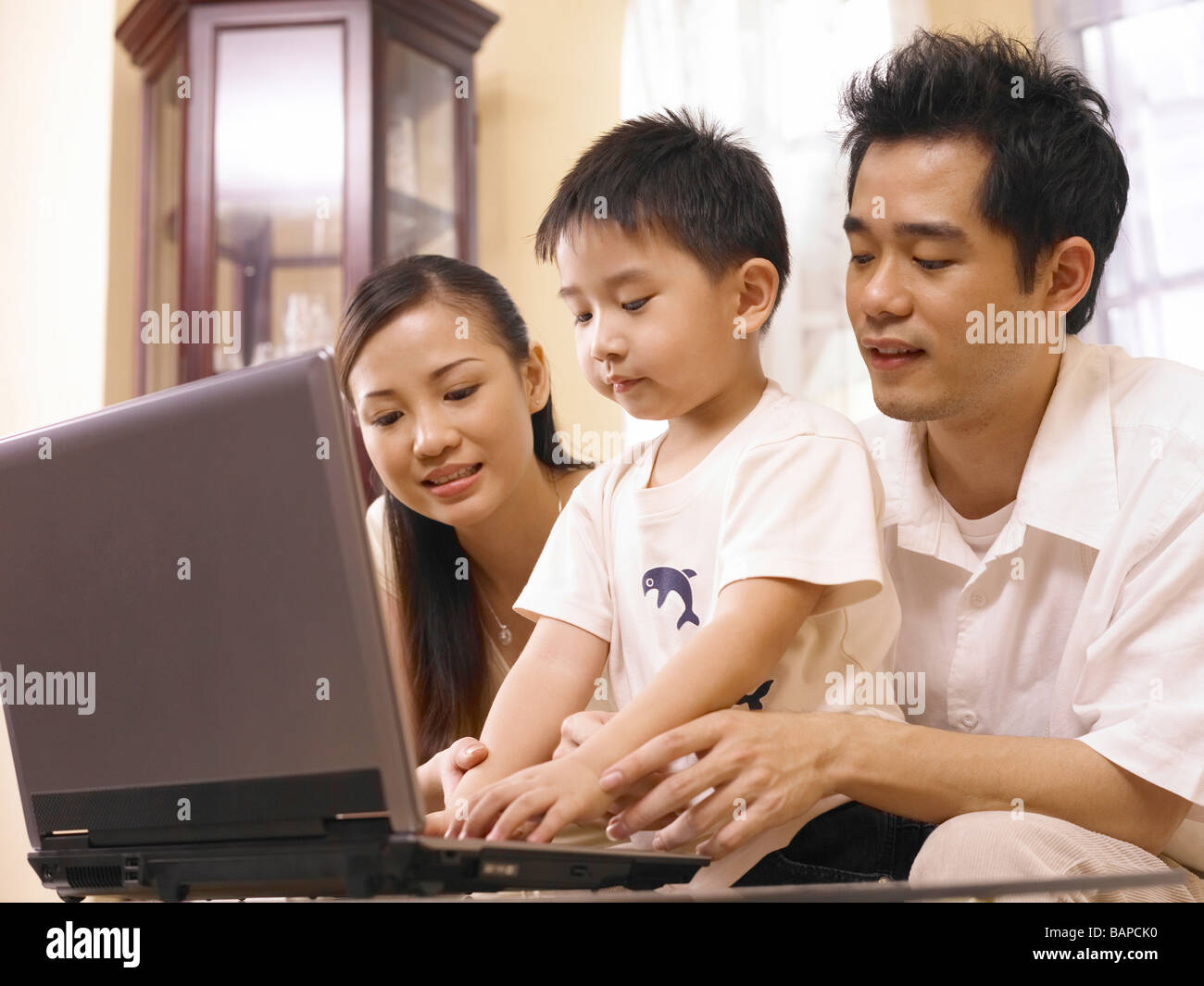 parent teaching child how to use computer Stock Photo - Alamy