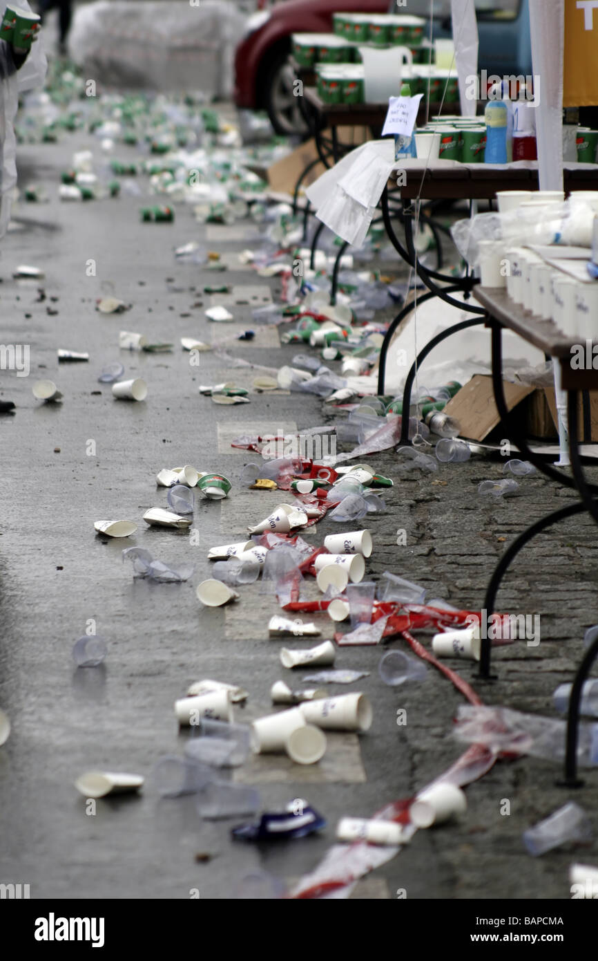 Refreshment point at marathon run Stock Photo - Alamy