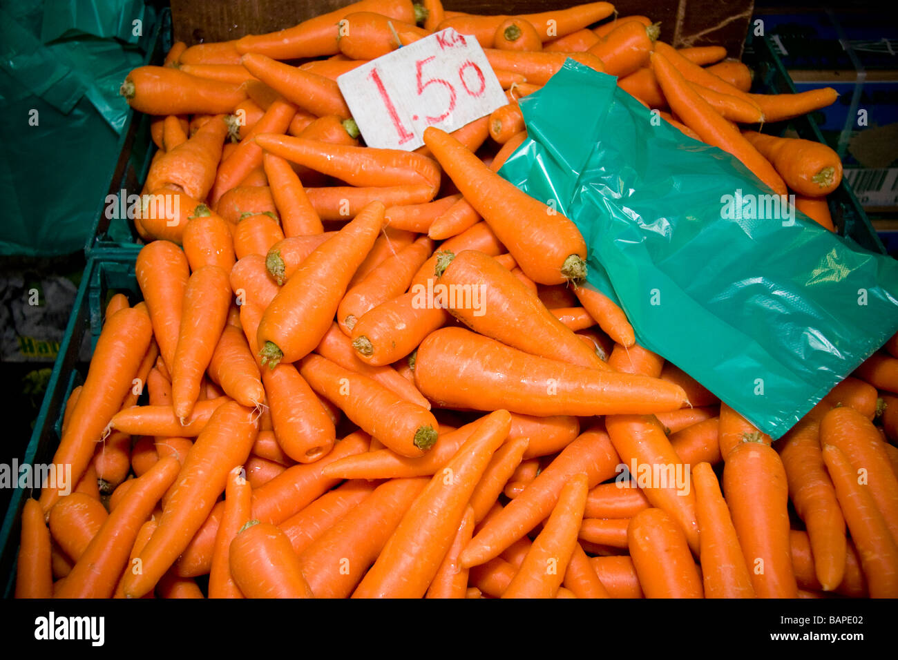 Box of carrots Stock Photo - Alamy