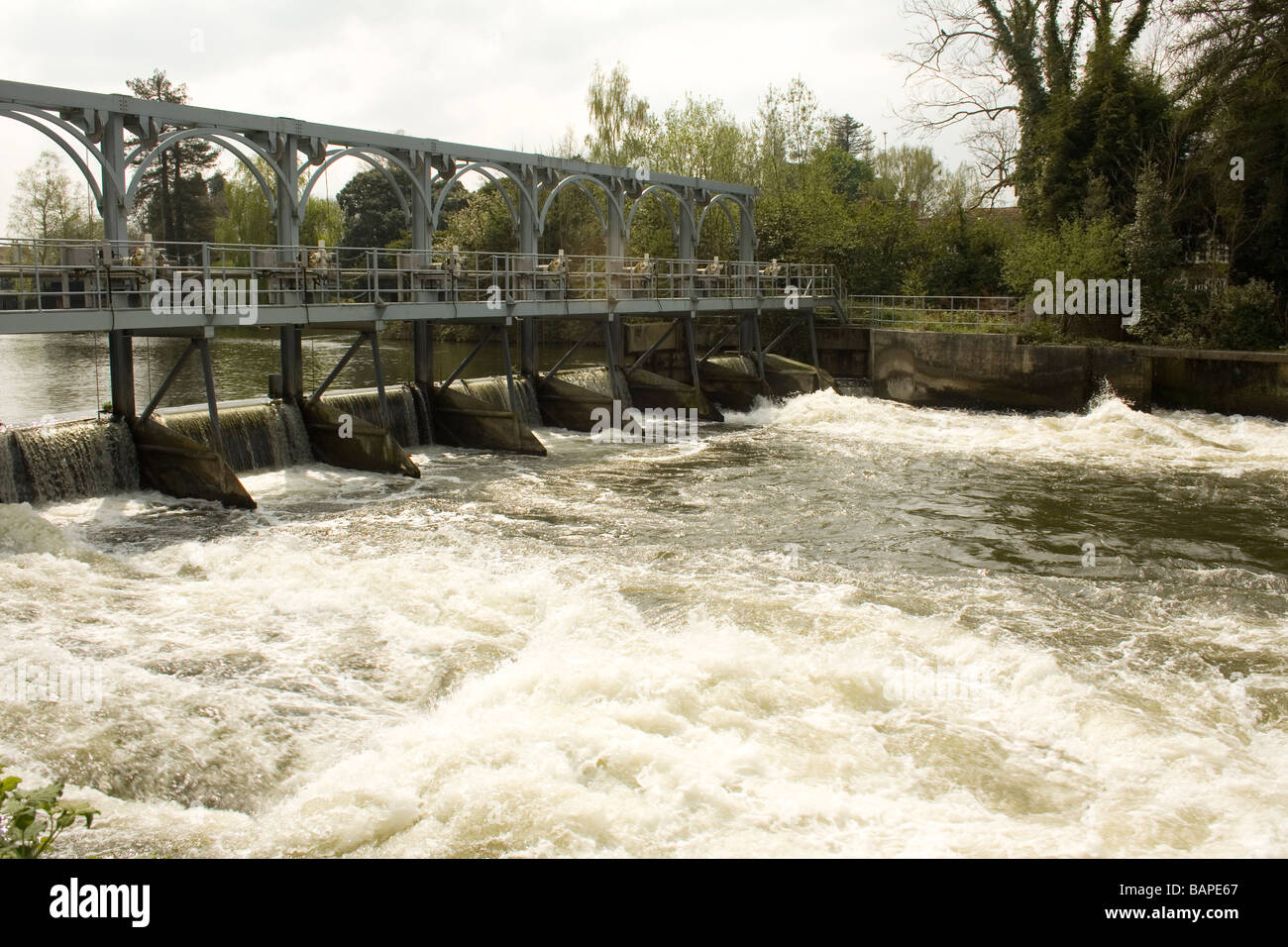 weir, Marsh Lock, Henley on Thames, Oxfordshire, England Stock Photo ...