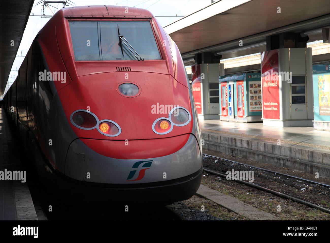 Freccia rossa hi-res stock photography and images - Alamy