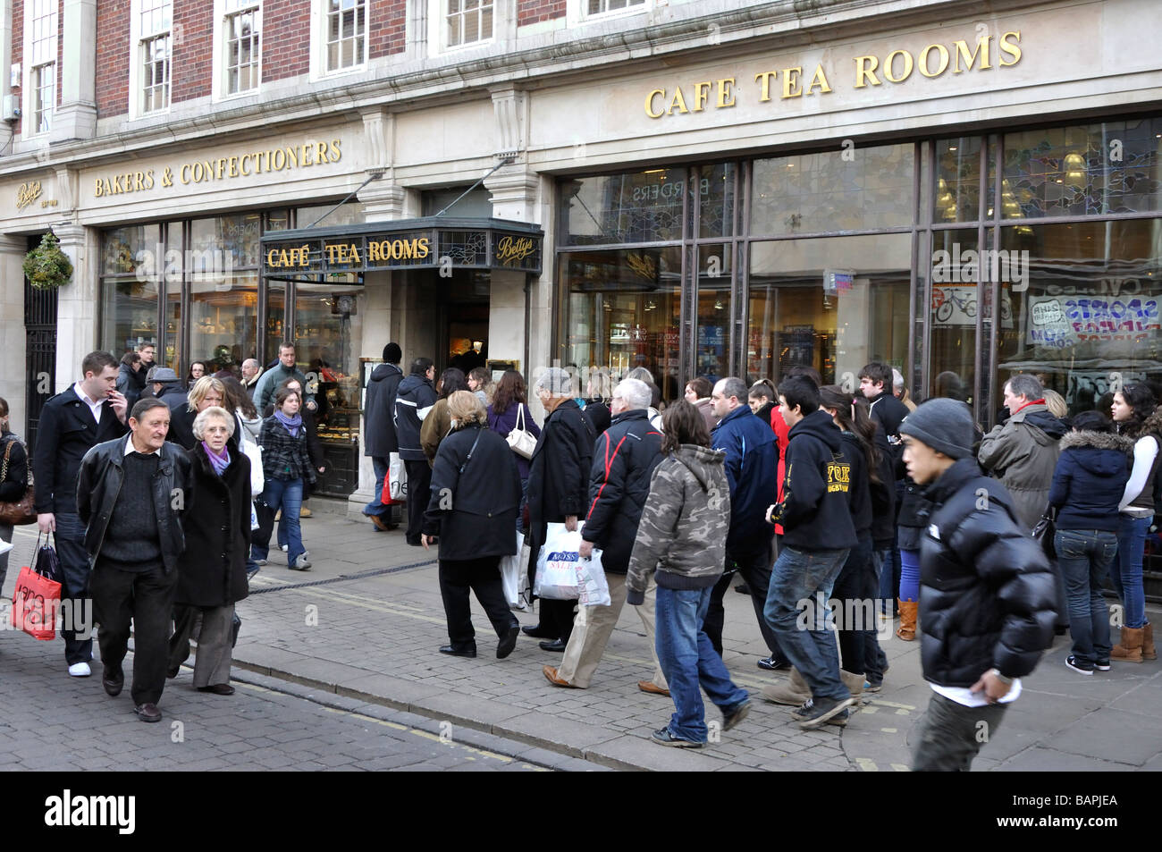 Queue uk crowds shop hi-res stock photography and images - Alamy