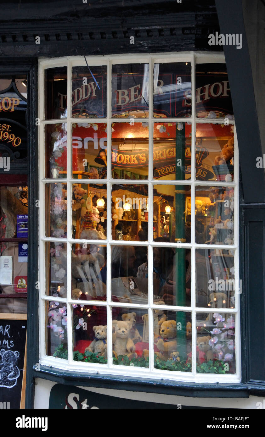 Teddy bear window display hi-res stock photography and images - Alamy