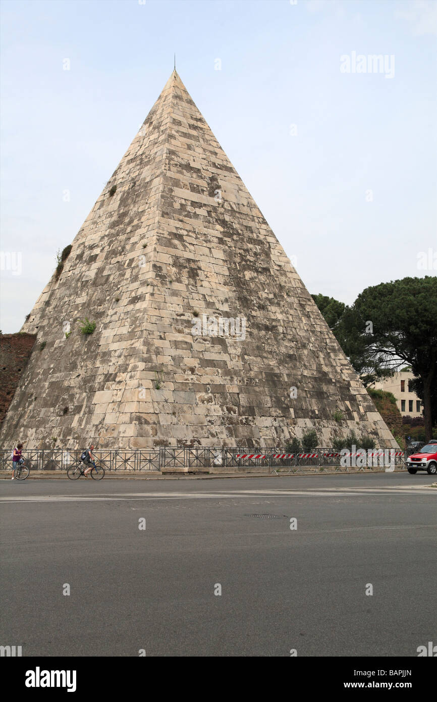 Italy Lazio Rome Pyramid of Cestius Stock Photo - Alamy
