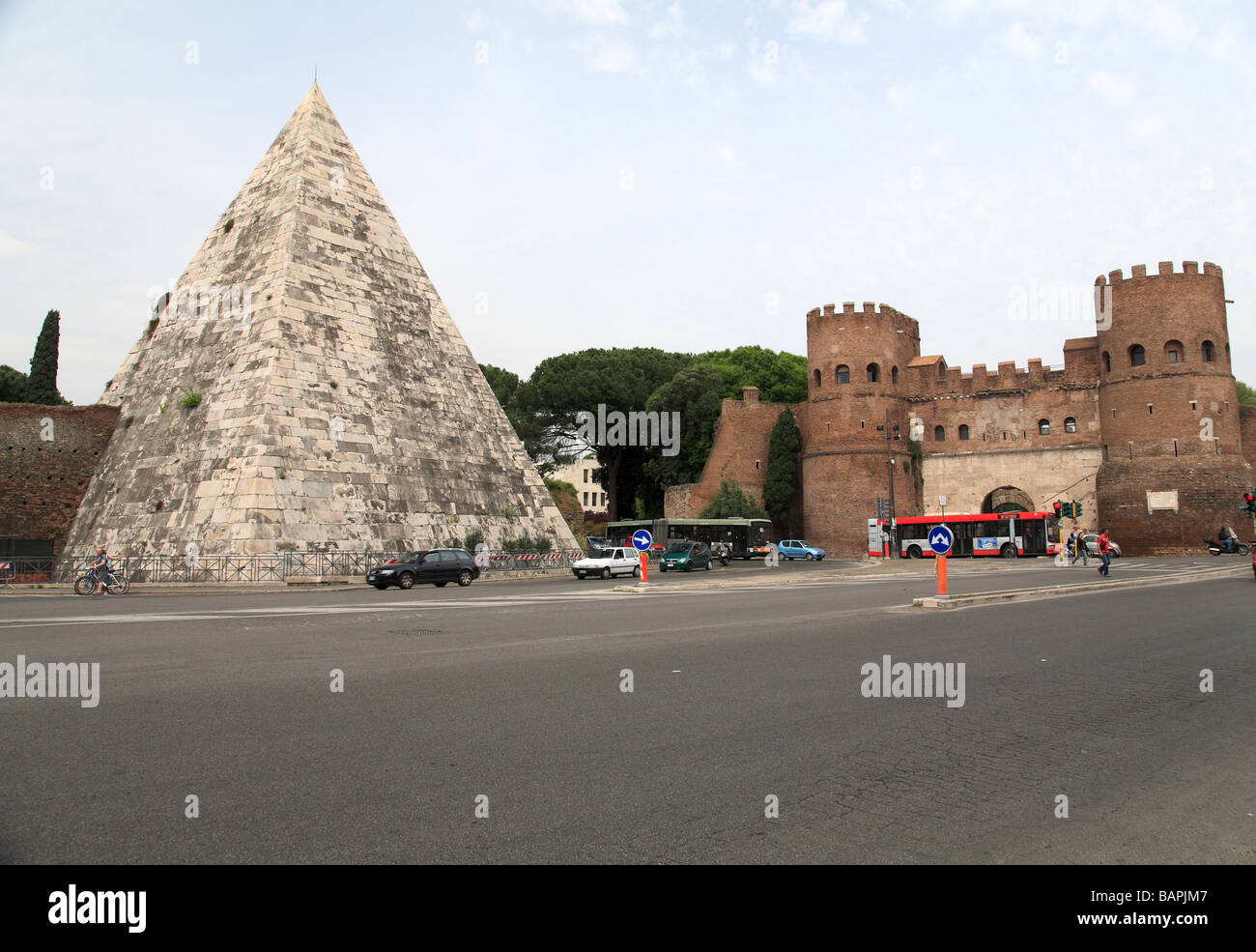 Italy Lazio Rome Pyramid of Cestius Stock Photo - Alamy