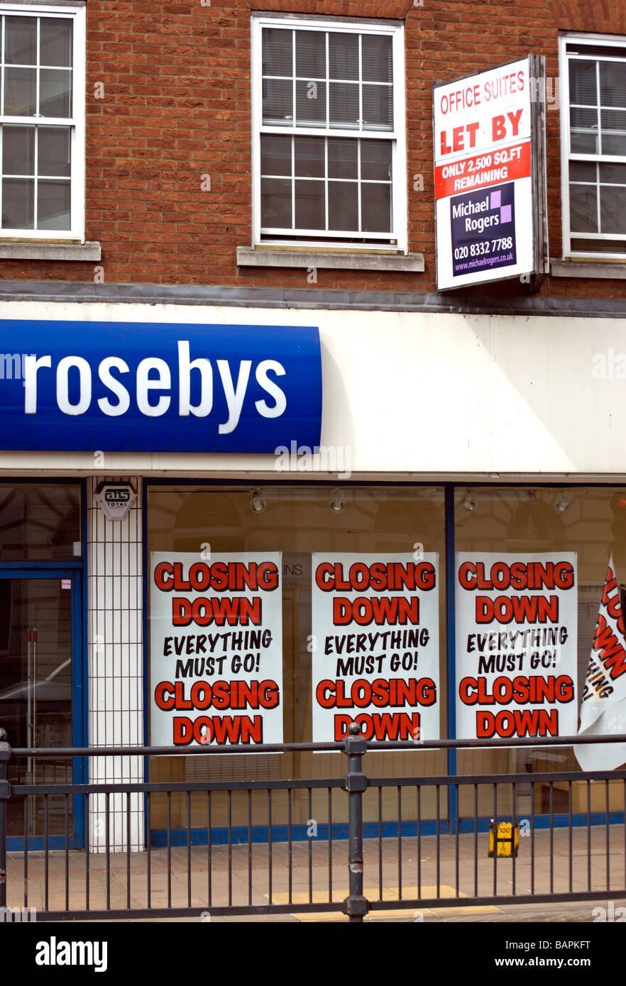 closing down signs in the window of a former rosebys store Stock Photo ...