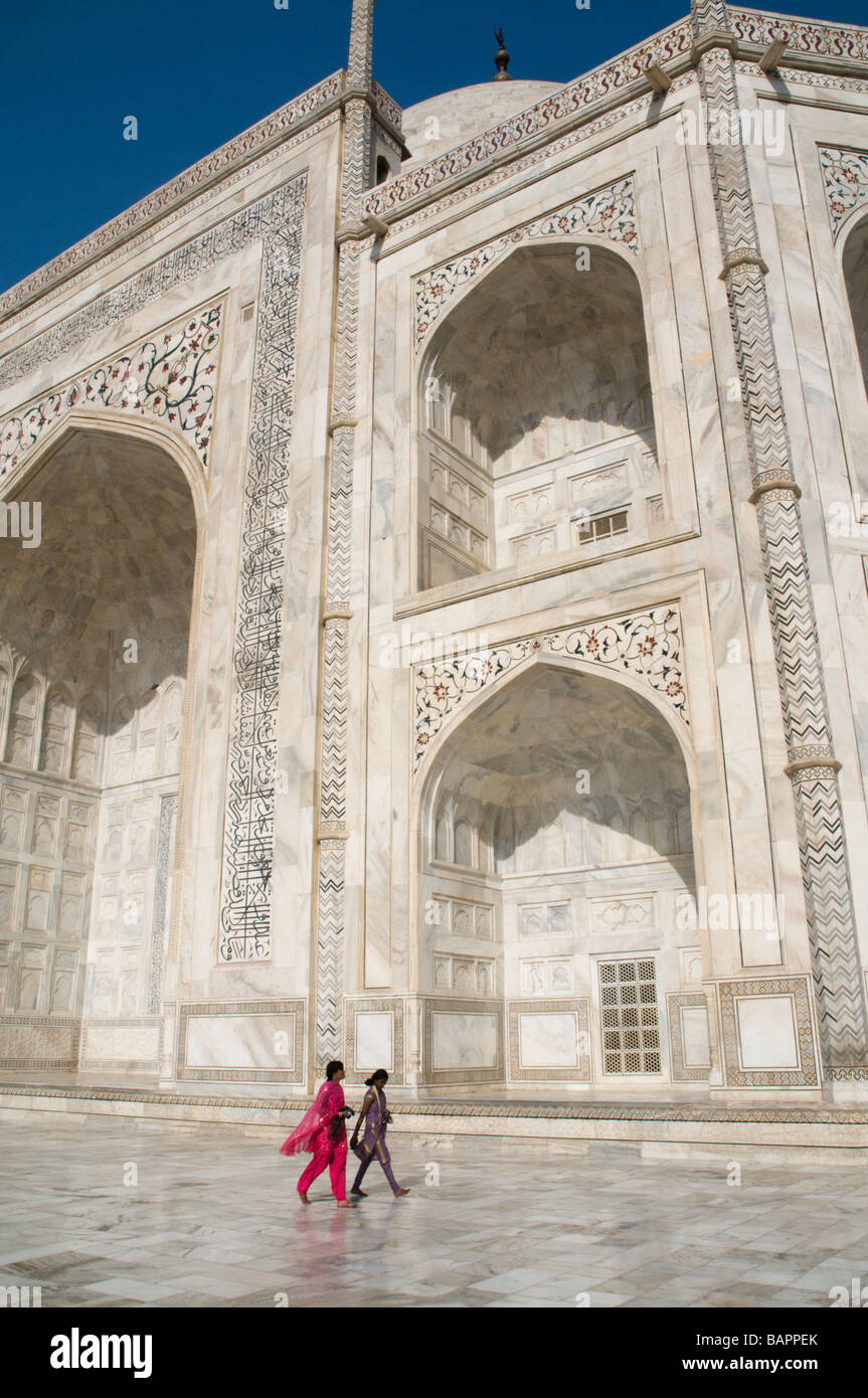 Taj mahal dome interior hi-res stock photography and images - Alamy