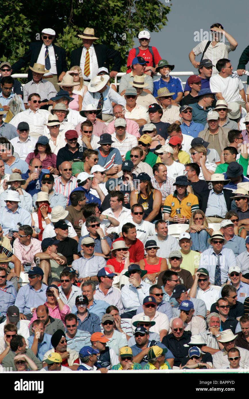 Cricket crowd hi-res stock photography and images - Alamy