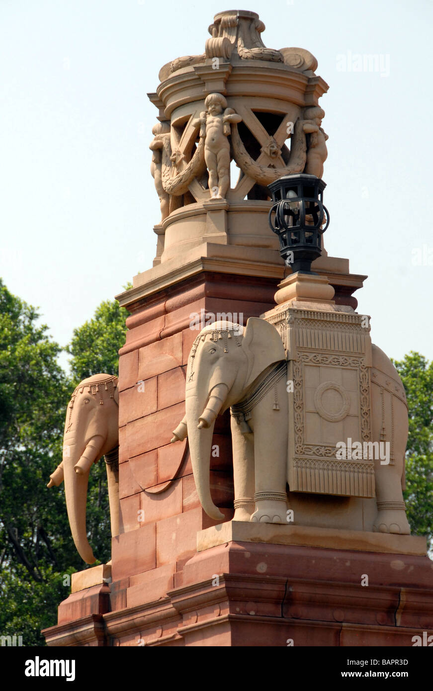 Elephants Statues on the outer wall and gates of Rashtrapati Bhavan ...