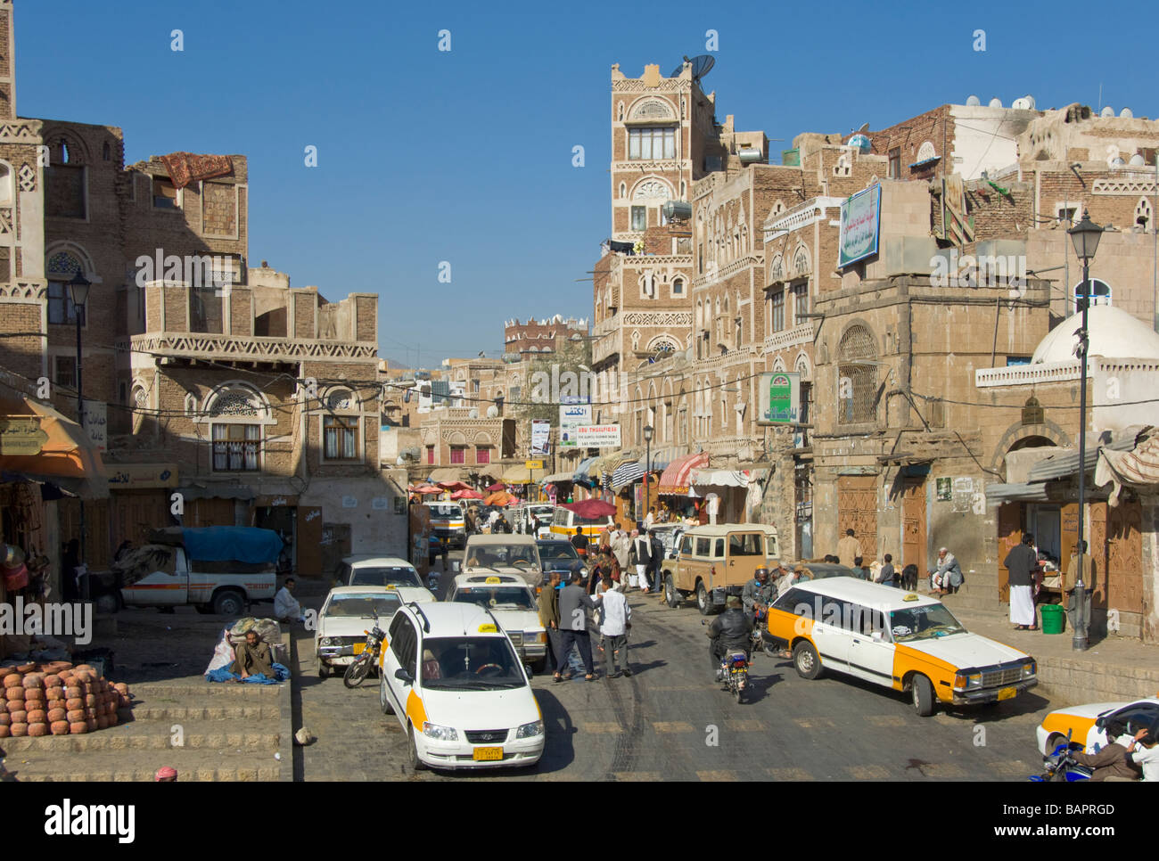 Street scene in the old town area of Sana'a Yemen Stock Photo - Alamy