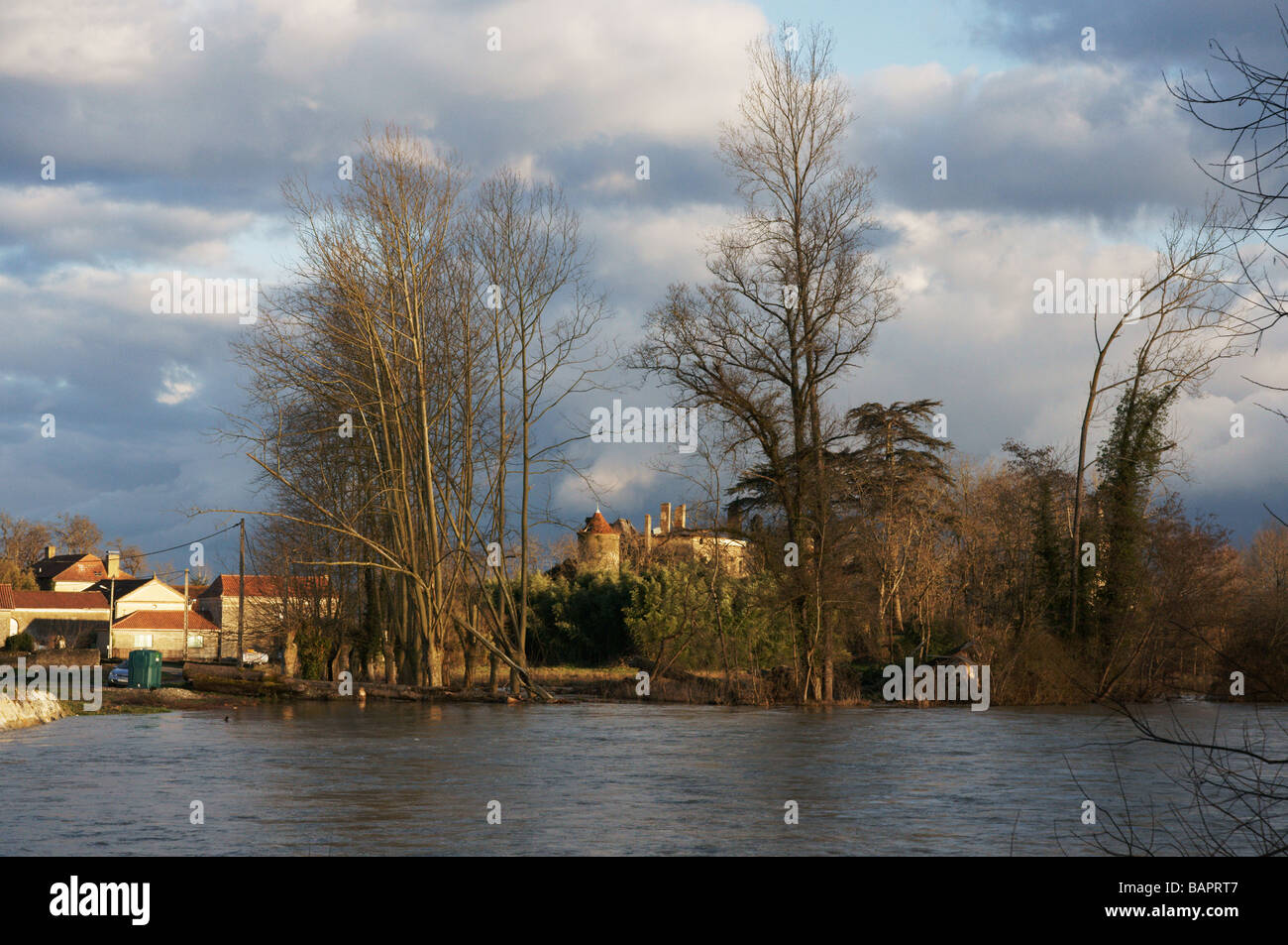 Village from across the river adour hi-res stock photography and images ...