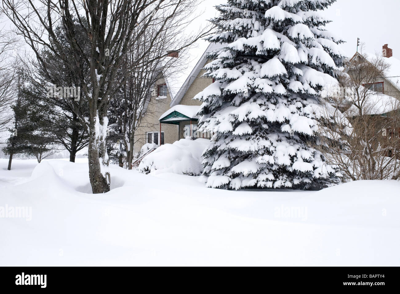 Suburban winter scene hi-res stock photography and images - Alamy
