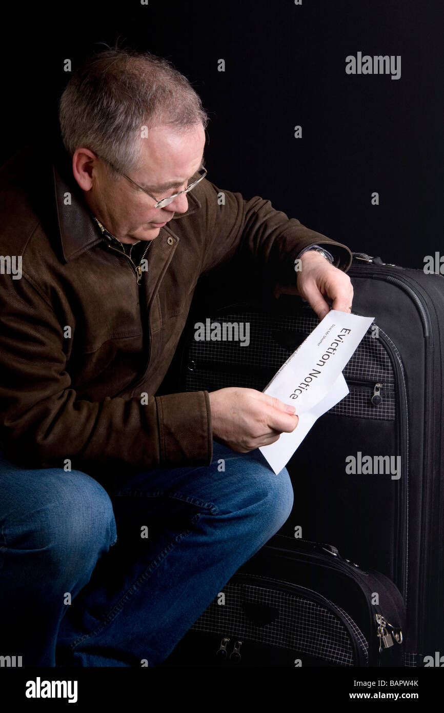 Man holding an eviction notice; Man moving out Stock Photo - Alamy