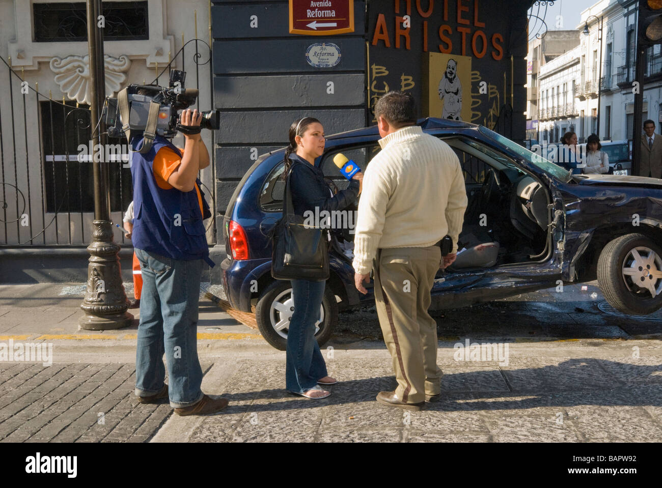 Newscasters hi-res stock photography and images - Alamy