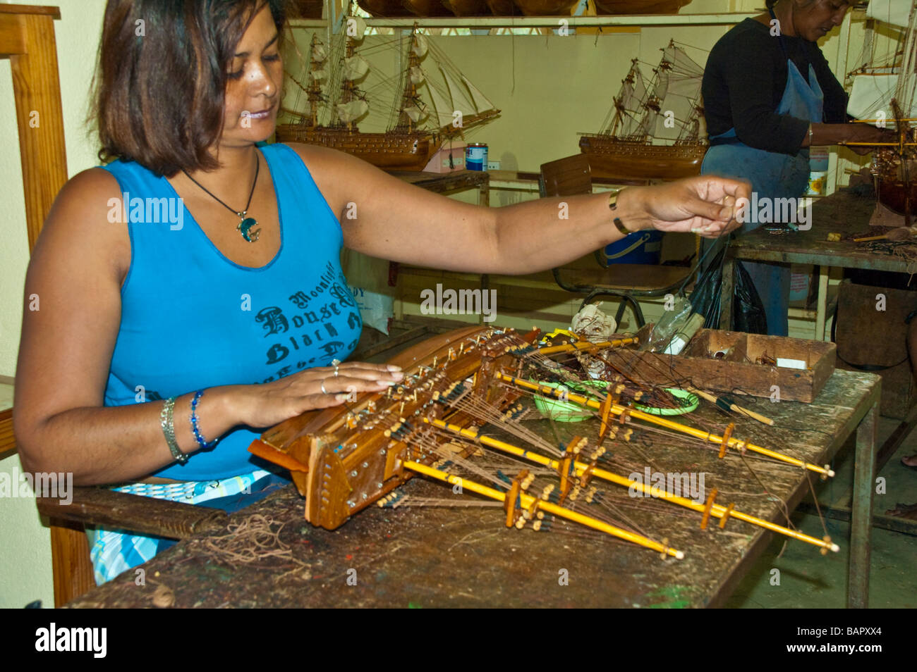 Building of historic ship models at model ship factory Voiliers De L ...