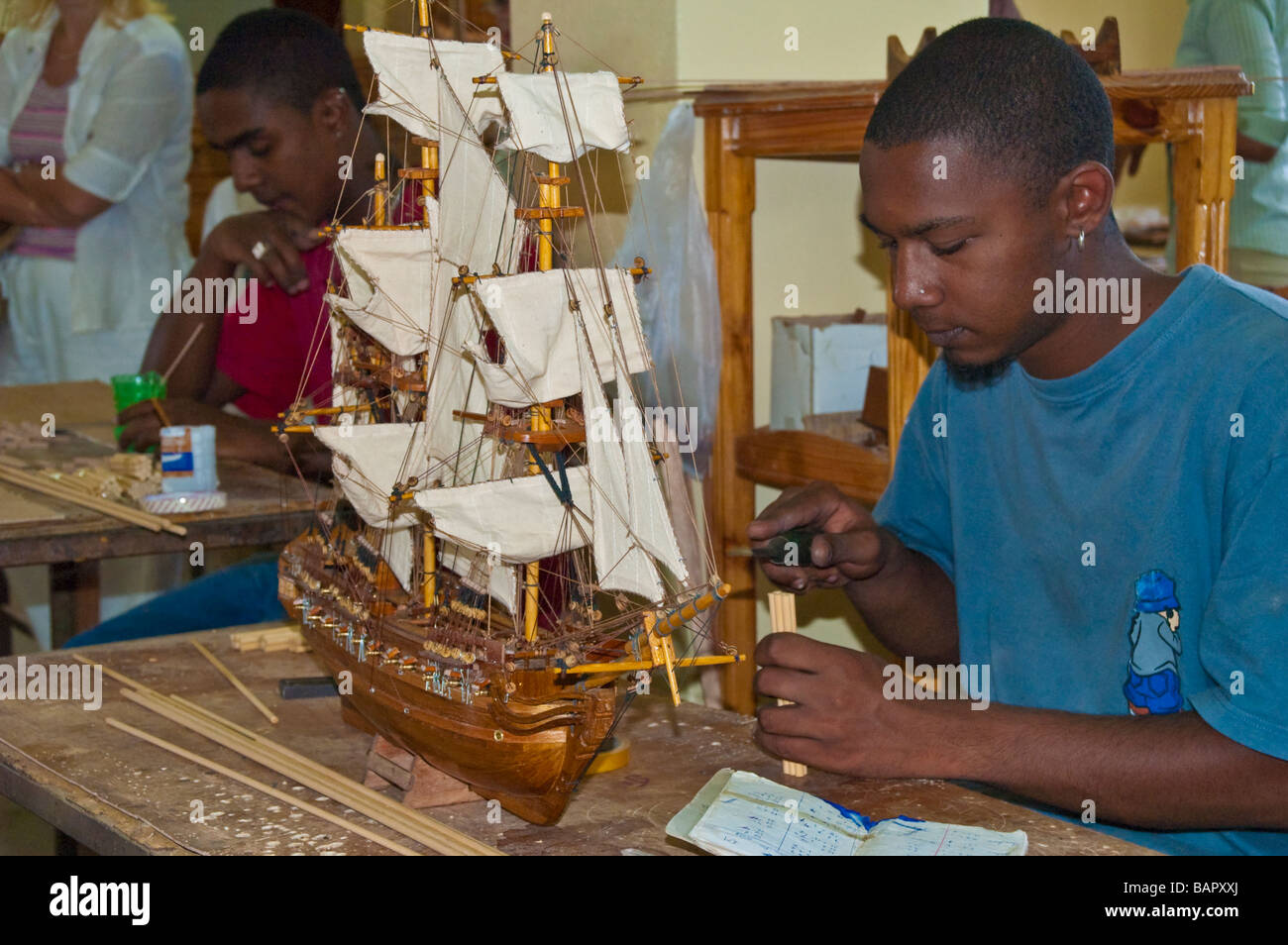 Building of historic ship models at model ship factory Voiliers De L ...