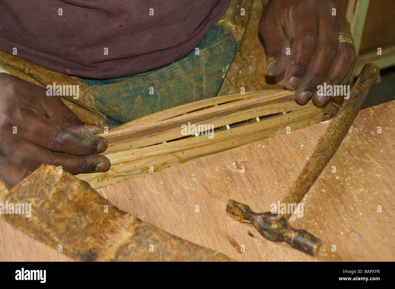Building of historic ship models at model ship factory Voiliers De L ...