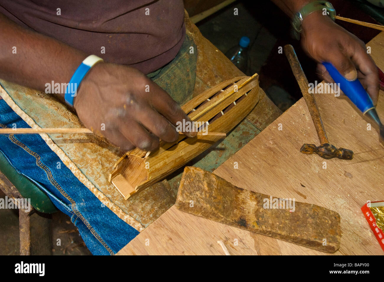 Building of historic ship models at model ship factory Voiliers De L ...