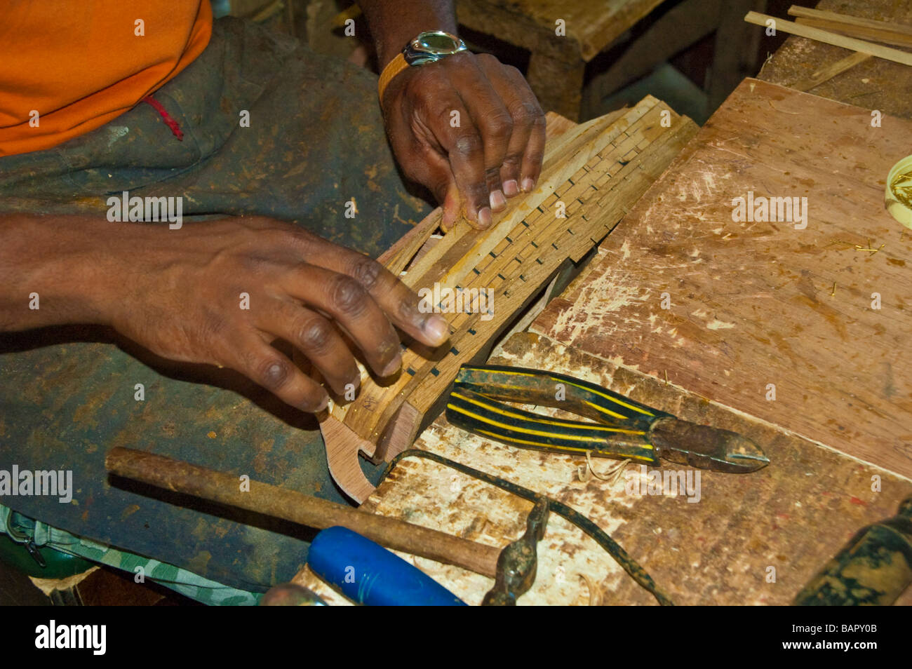 Building of historic ship models at model ship factory Voiliers De L ...