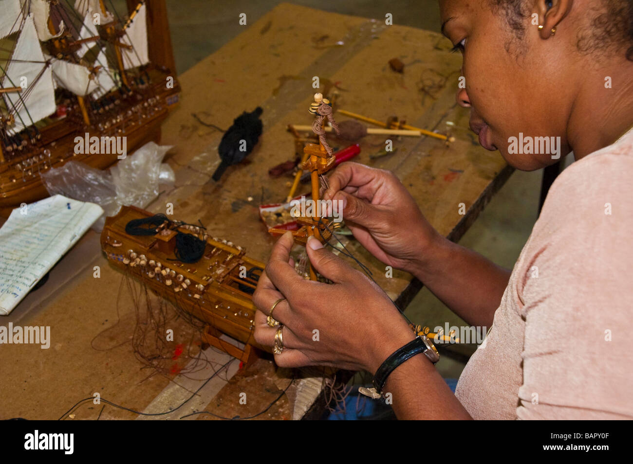 Building of historic ship models at model ship factory Voiliers De L ...