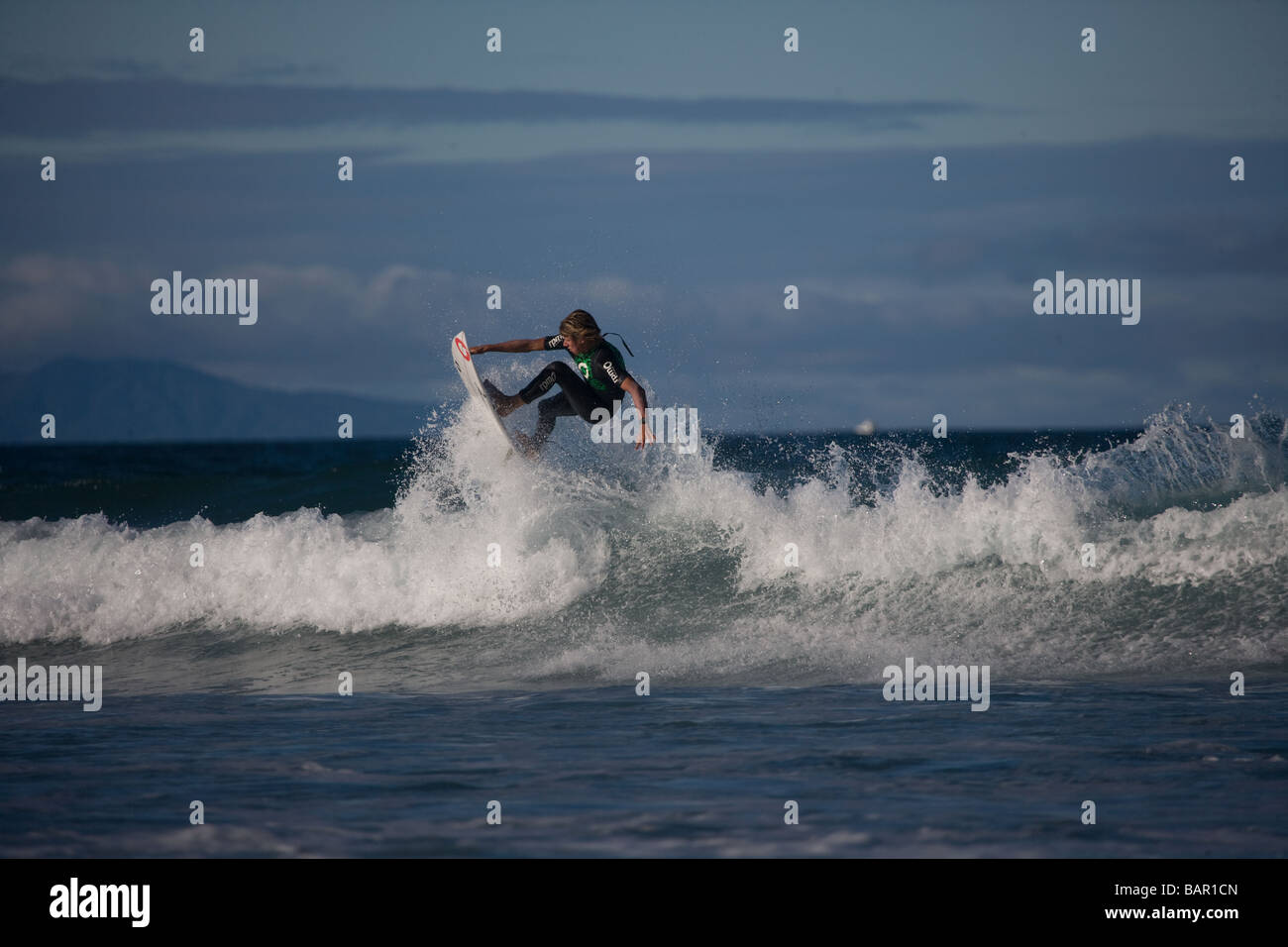 Surfing new zealand hi-res stock photography and images - Alamy