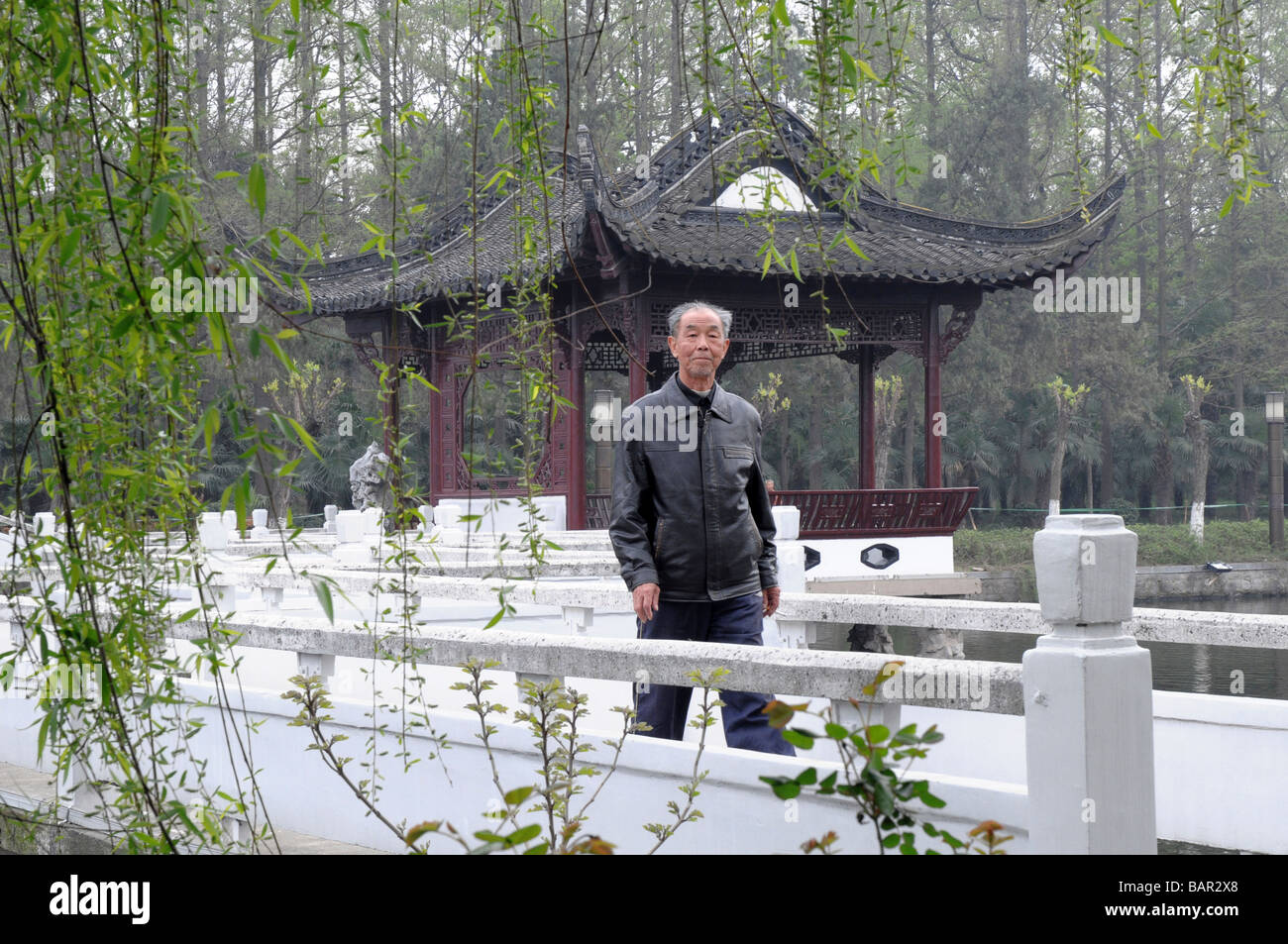 Old man from china hi-res stock photography and images - Alamy