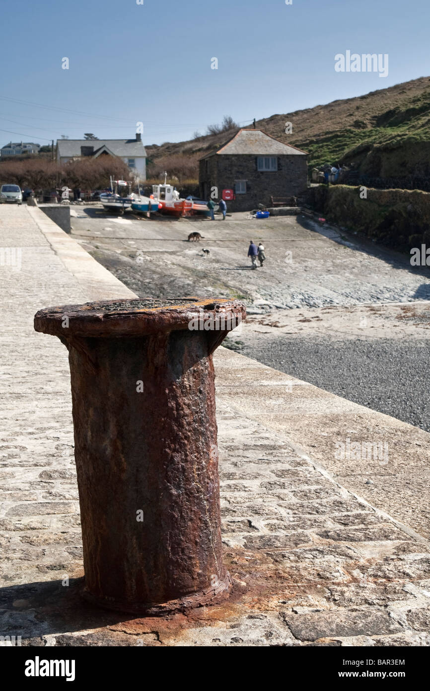 A mooring post in the harbour at Mullion Cove, Cornwall Stock Photo - Alamy