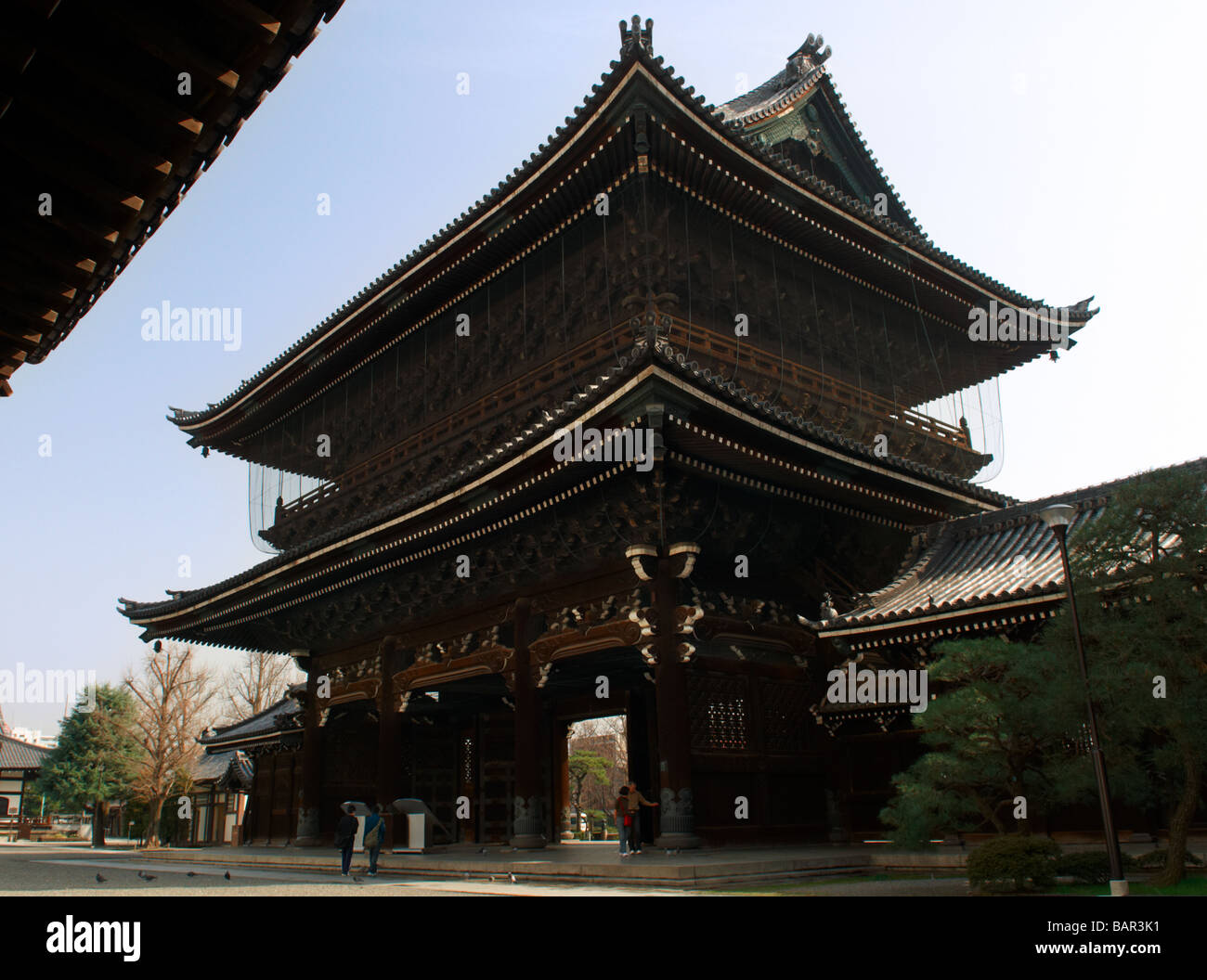 Gateway to the Higashi Hongan-ji Temple, central Kyoto, Kansai, Japan ...