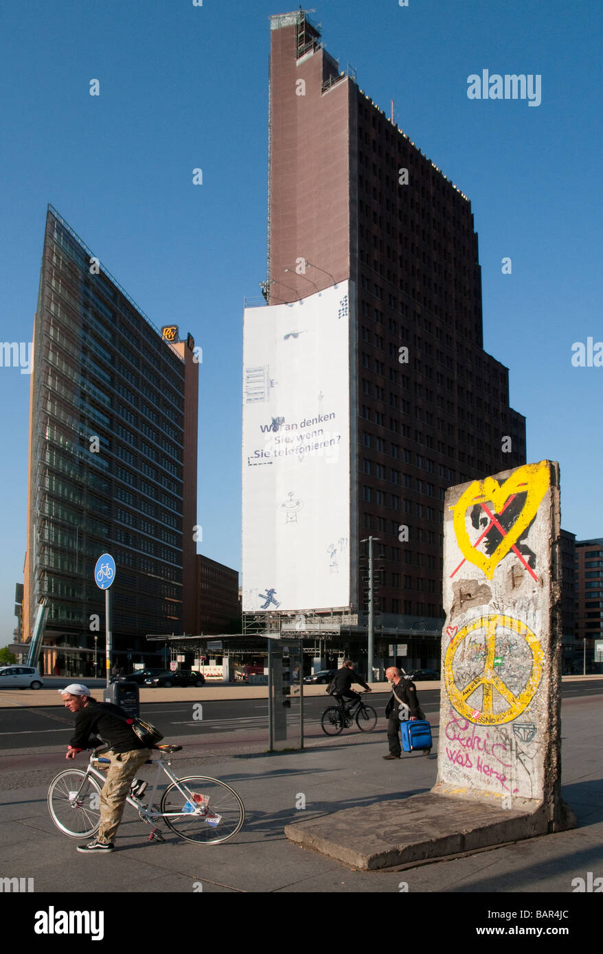 Berliner mauerweg sign hi-res stock photography and images - Alamy