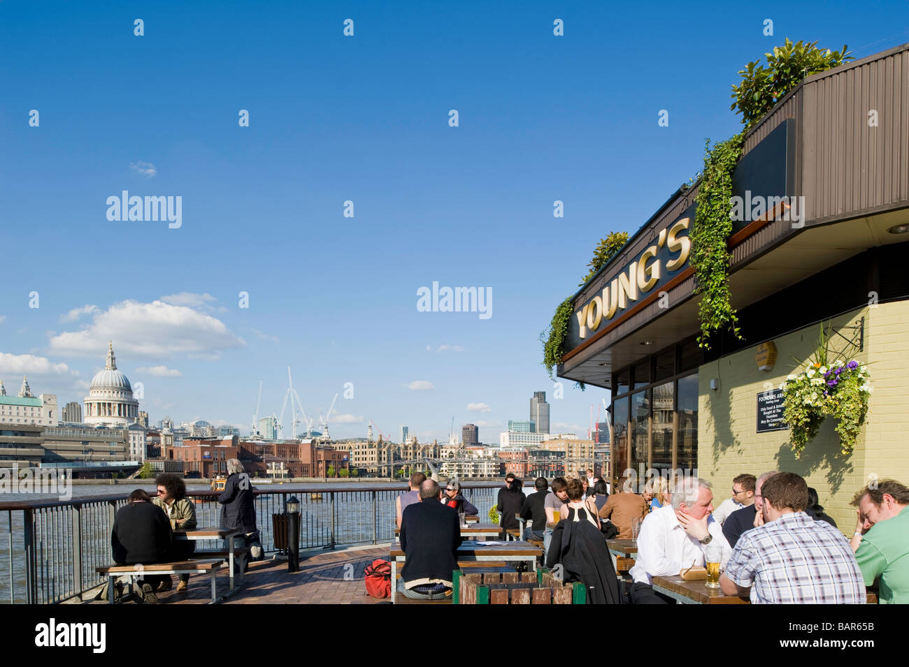 Pub overlooking the river hi-res stock photography and images - Alamy