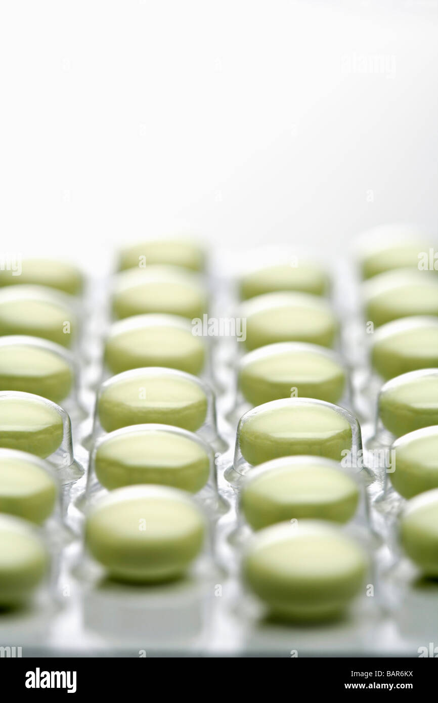 Tabletten auf neutralem Untergrund Tablets on neutral underground Stock ...