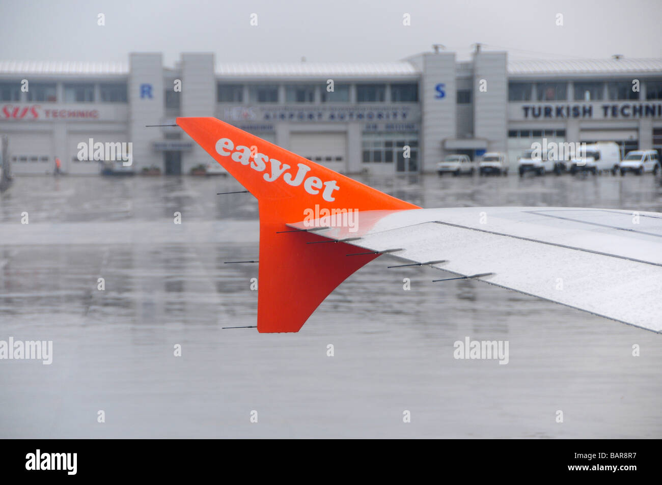 Wing tip of an Easyjet plane at Istanbul Airport Stock Photo - Alamy