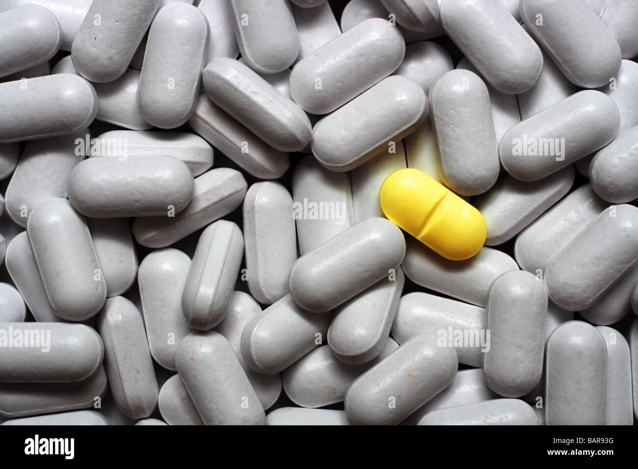 Yellow pill hi-res stock photography and images - Alamy