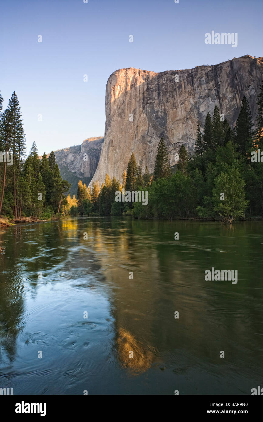 El Capitan receives the first sun of the day. Yosemite National Park ...