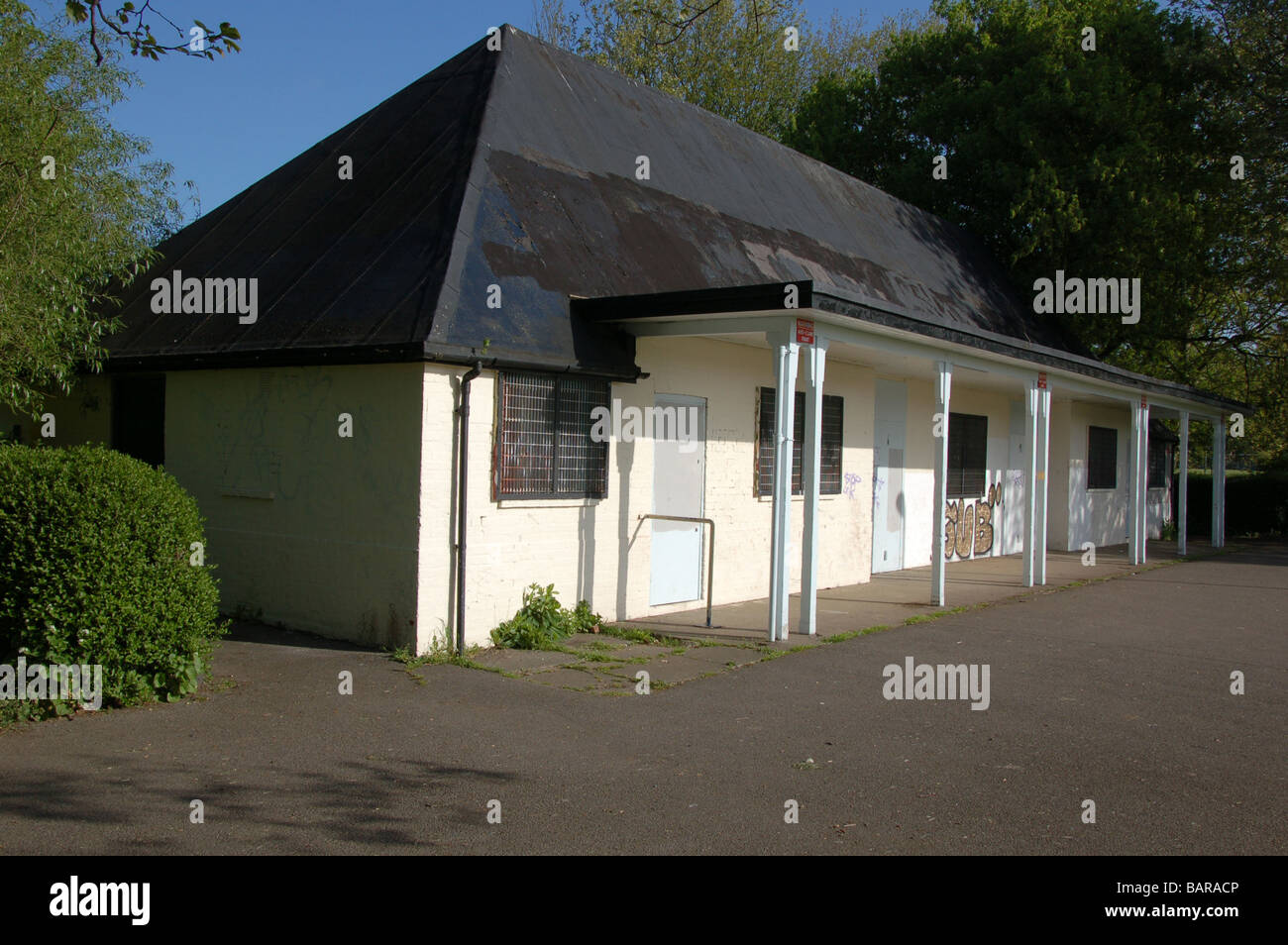 A cottage in Montrose Pk, Burnt Oak, Barnett, London, England Stock ...