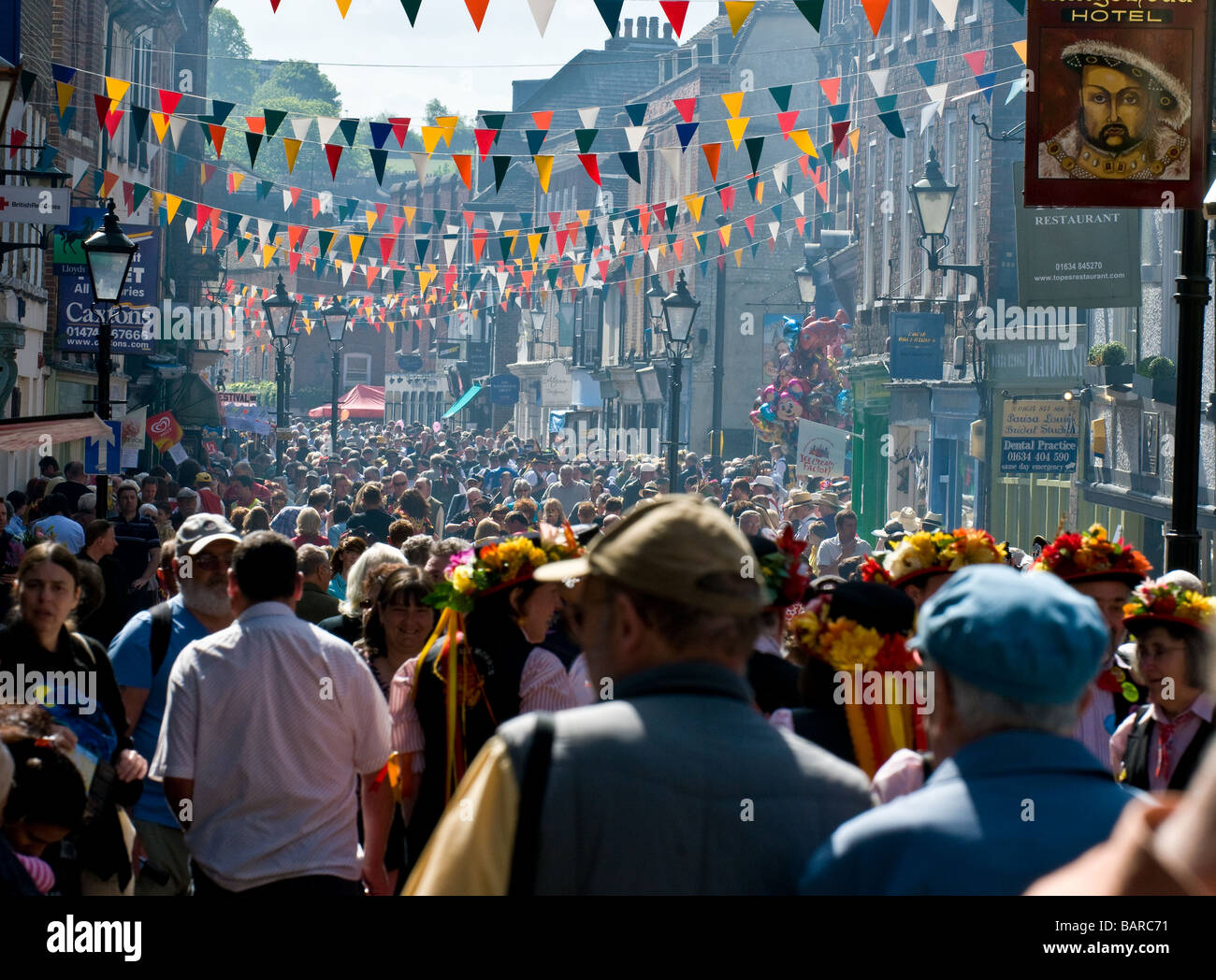 Festival crowds in the sunshine hi-res stock photography and images - Alamy