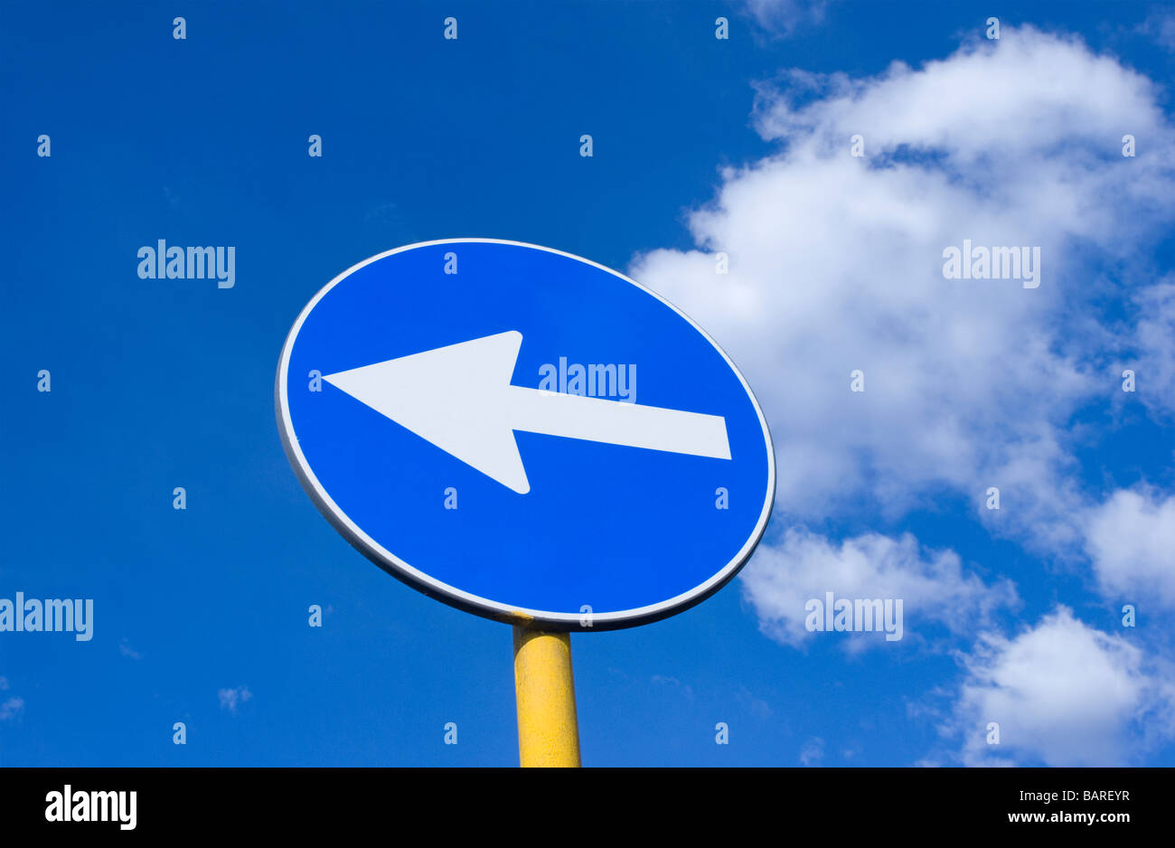 Traffic sign arrow pointing left Stock Photo - Alamy