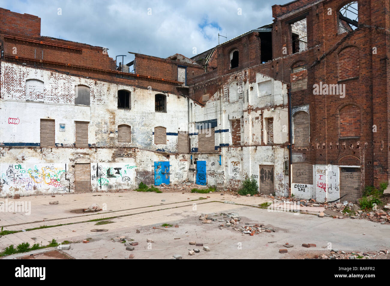 Vandalized derelict building hi-res stock photography and images - Alamy