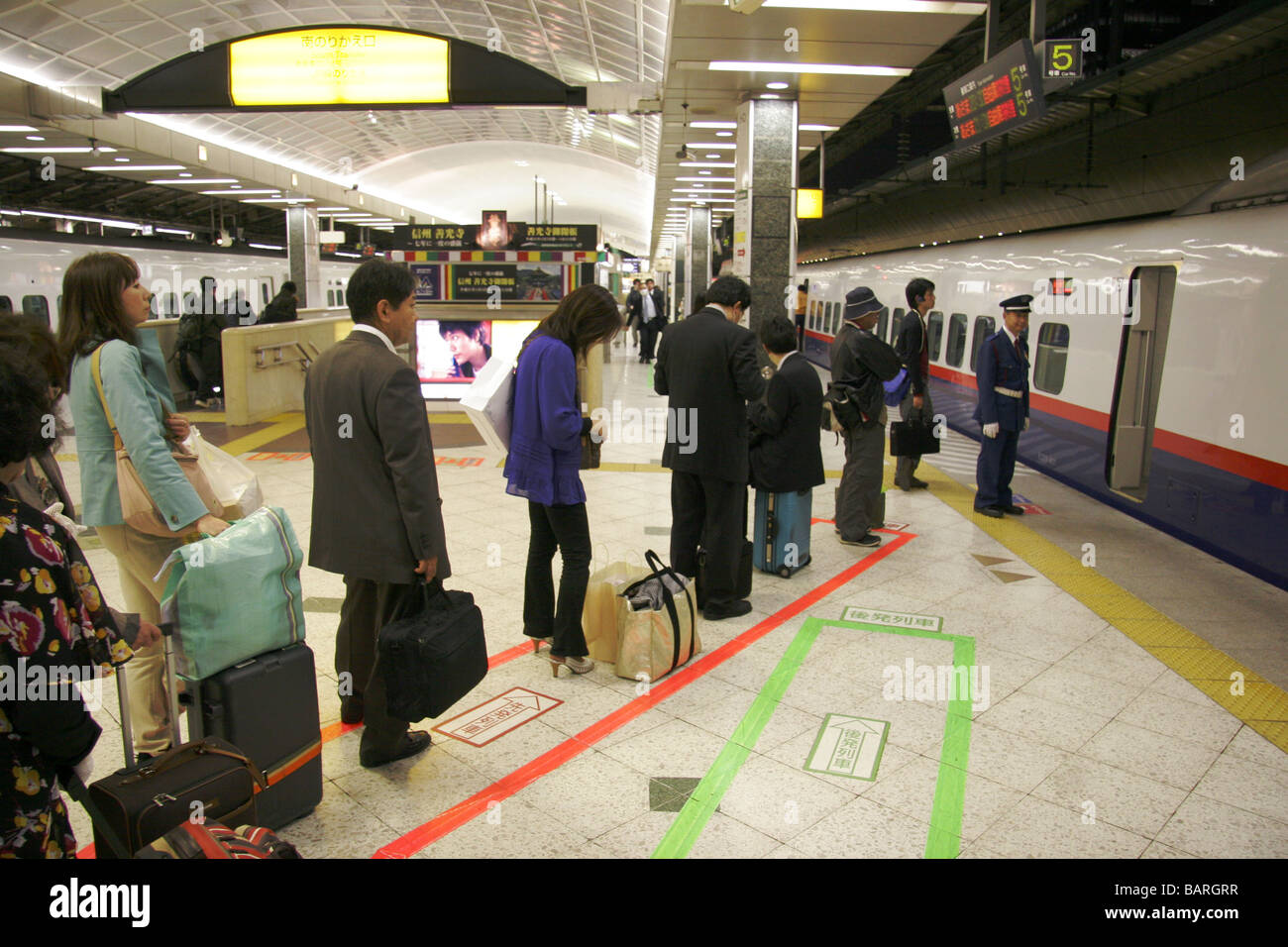 Japanese passengers queueing for a bullet train Stock Photo - Alamy